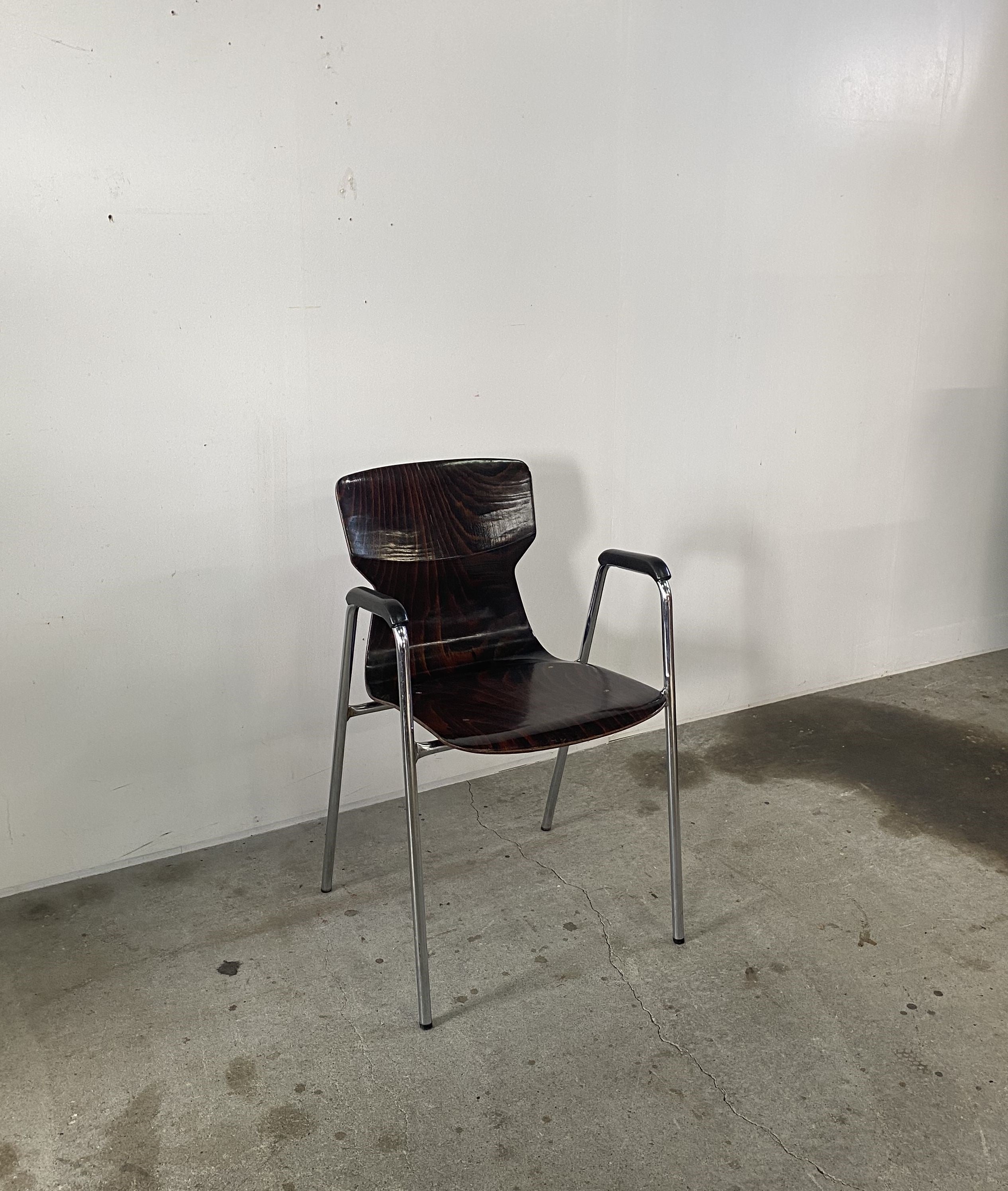 ”eromes” Stacking Arm Chair – Round trip Antiques